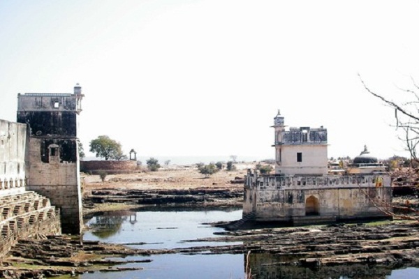 रानी पद्मावती के महल पर डालें एक नजर, मंदिरों की खूबसूरती आज भी लाजवाब ...