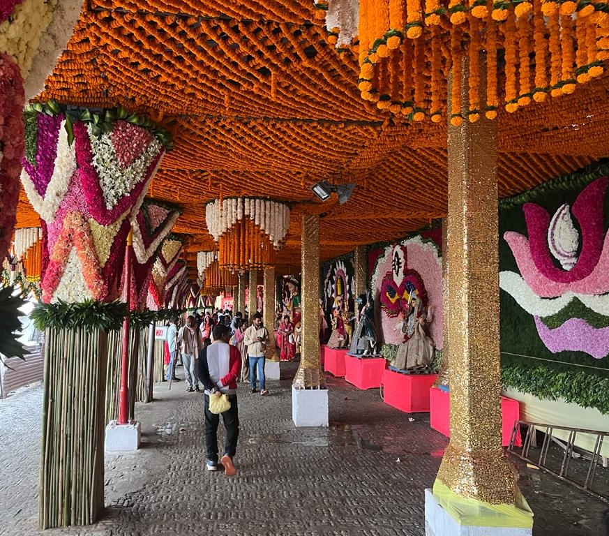 Mata Vaishno Devi Dham: देसी व विदेशी फूलों से महक रहा वैष्णो देवी भवन ...