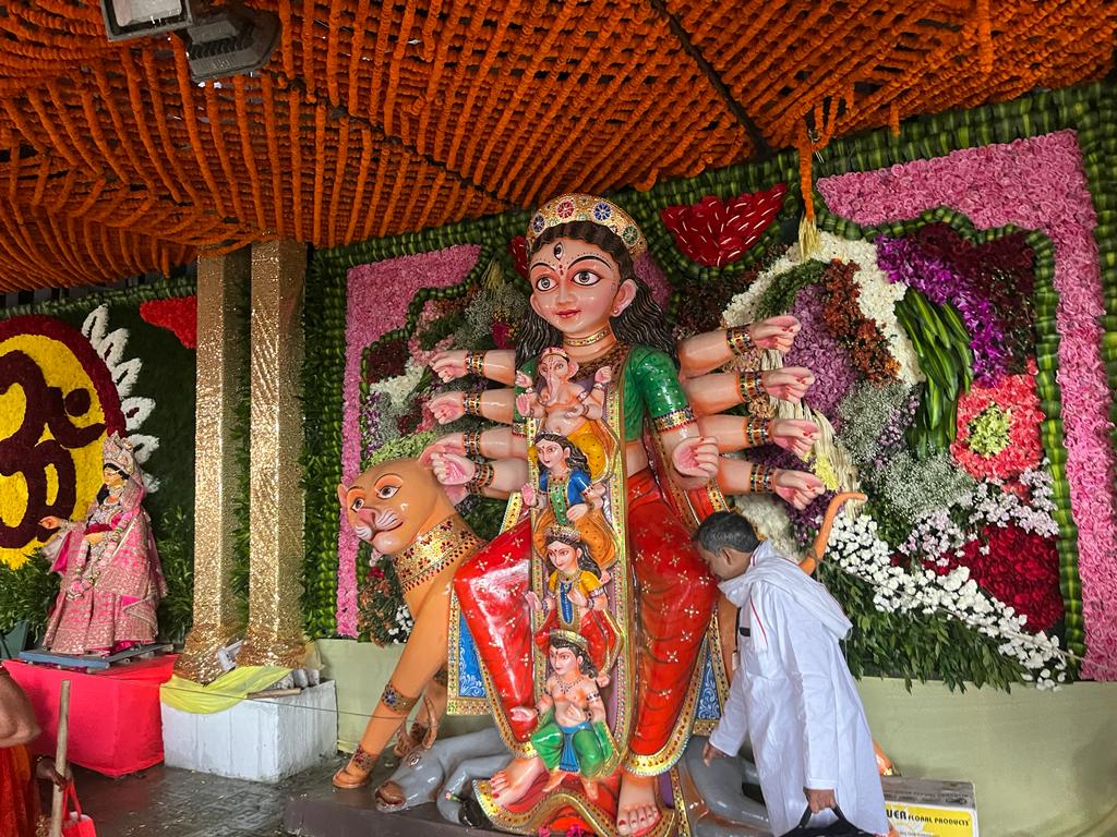 Mata Vaishno Devi Dham: देसी व विदेशी फूलों से महक रहा वैष्णो देवी भवन ...
