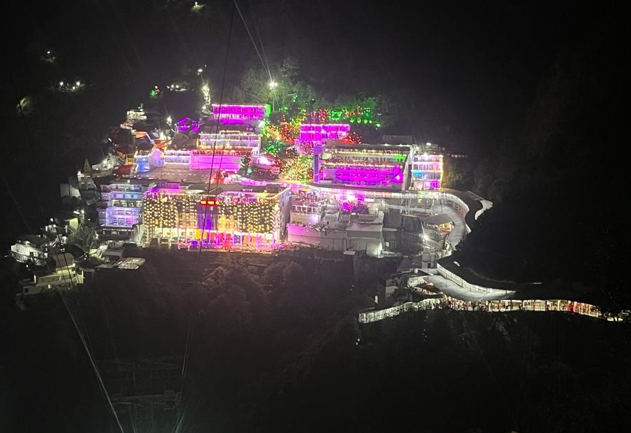 Mata Vaishno Devi Dham: देसी व विदेशी फूलों से महक रहा वैष्णो देवी भवन ...