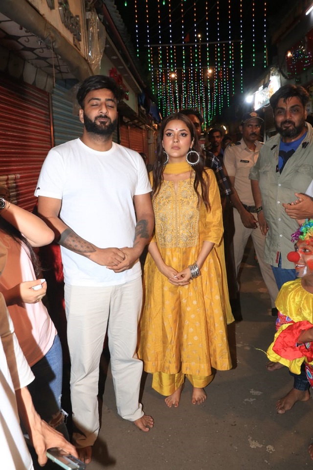 शहनाज ने भाई शहबाज संग किए बाग के राजा के दर्शन, येलो सूट..माथे पर ...