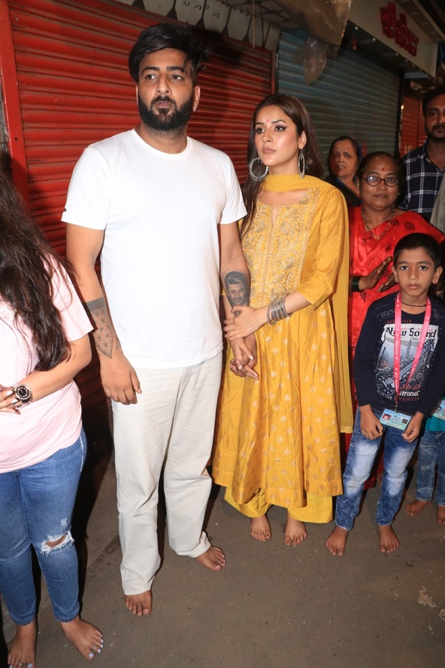 शहनाज ने भाई शहबाज संग किए बाग के राजा के दर्शन, येलो सूट..माथे पर ...