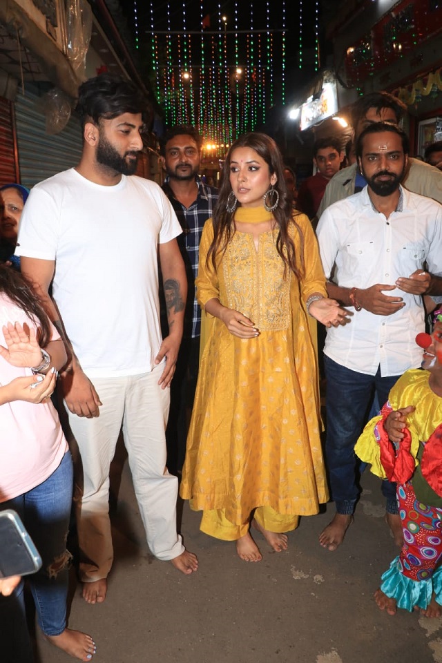 शहनाज ने भाई शहबाज संग किए बाग के राजा के दर्शन, येलो सूट..माथे पर ...