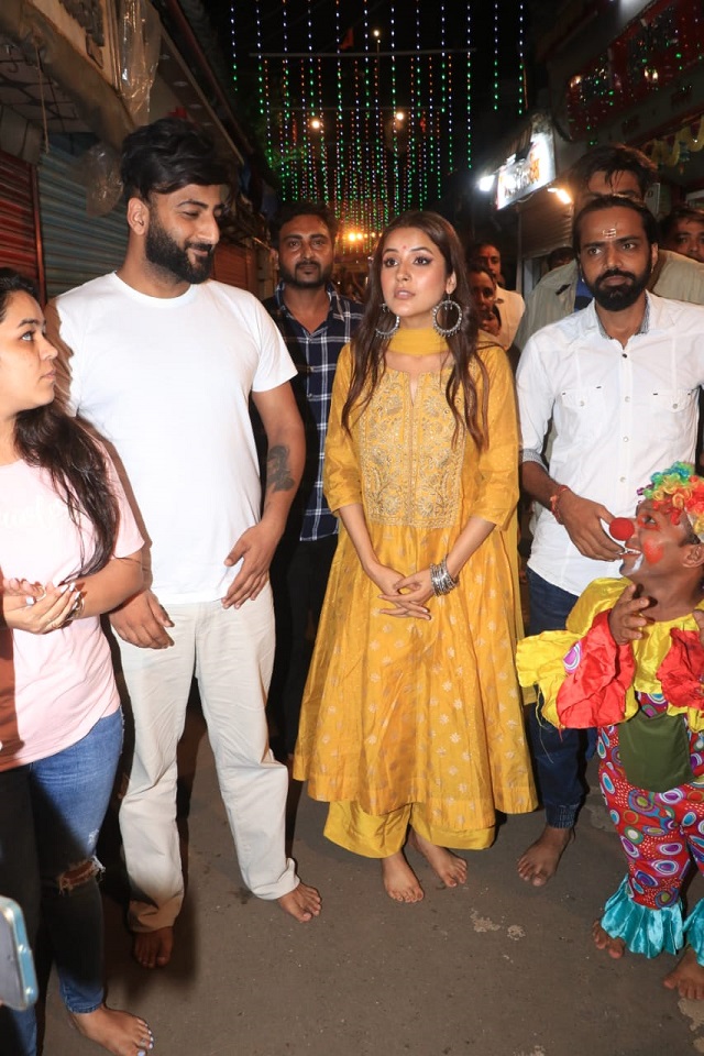 शहनाज ने भाई शहबाज संग किए बाग के राजा के दर्शन, येलो सूट..माथे पर ...