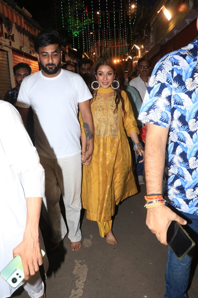 शहनाज ने भाई शहबाज संग किए बाग के राजा के दर्शन, येलो सूट..माथे पर ...