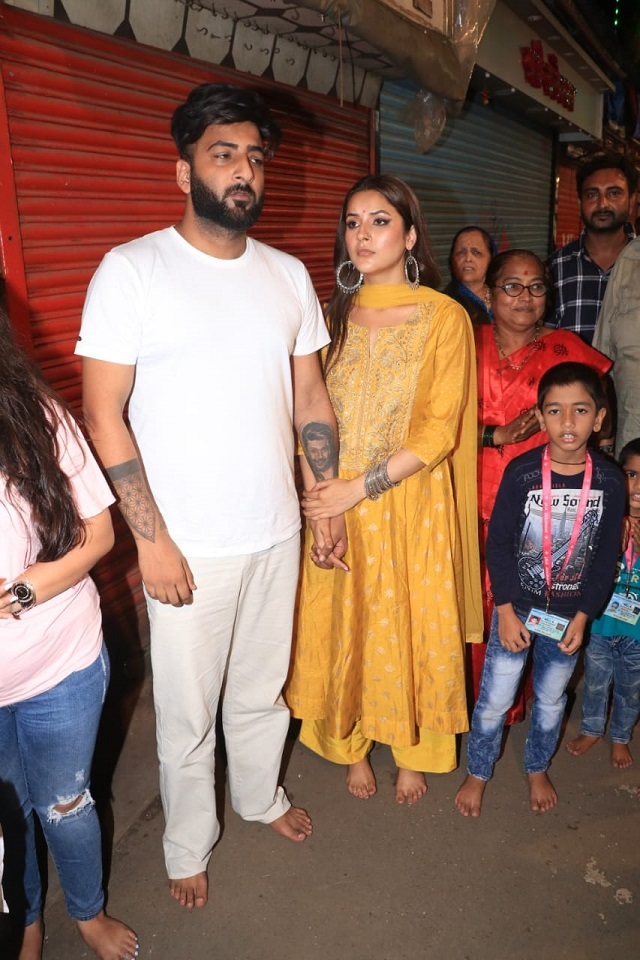 शहनाज ने भाई शहबाज संग किए बाग के राजा के दर्शन, येलो सूट..माथे पर ...
