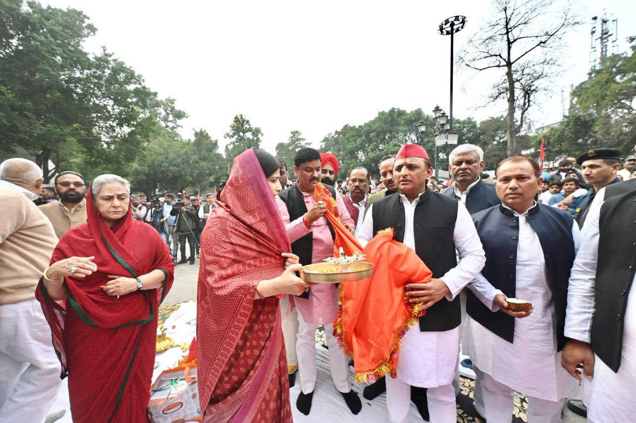 अखिलेश यादव इटावा में बनवा रहे हैं भव्य शिव मंदिर, पत्नी डिंपल और चाचा शिवपाल के साथ की ...