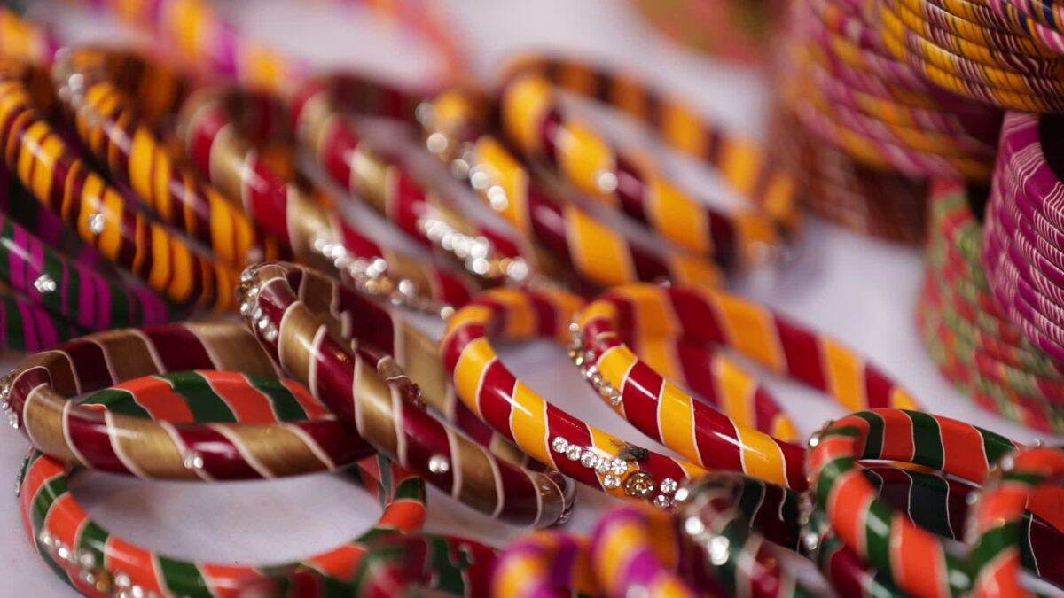 सीप की चूड़ी पहनने से खुलता है सुहागिन महिलाओं के लिए सौभाग्य का द्वार ...