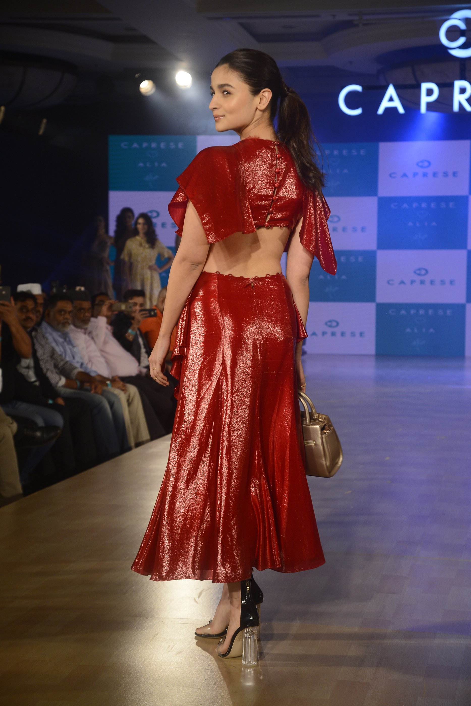 रैड मेटेलिक ड्रैस में रैंप पर उतरी आलिया, फ्लॉन्ट की अपनी सैक्सी लुक ...