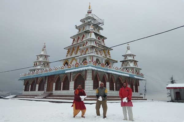 प्रसिद्ध शक्तिपीठ मुरारी देवी में बिछी बर्फ की चादर, दीदार के लिए पहुंच ...