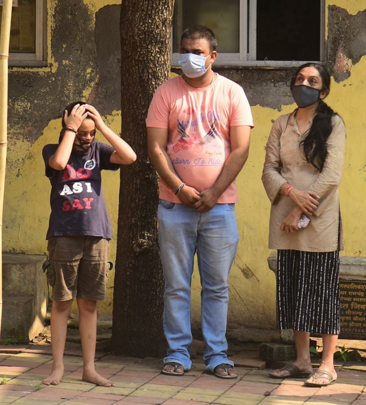 Funeral Pictures:बाघा के गले लग बिलख बिलख कर रोईं नट्टू काका की बेटी ...