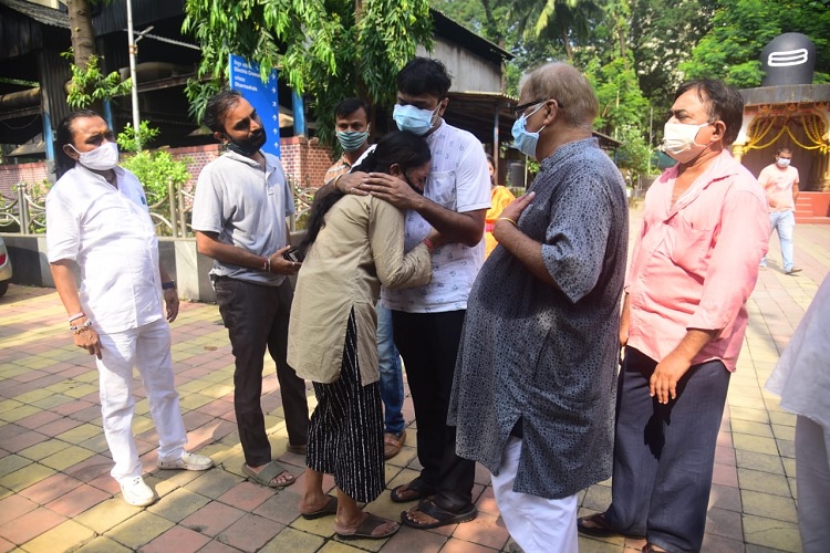 Funeral Pictures:बाघा के गले लग बिलख बिलख कर रोईं नट्टू काका की बेटी ...