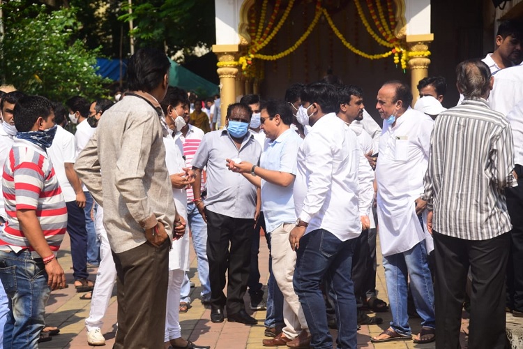 Funeral Pictures:बाघा के गले लग बिलख बिलख कर रोईं नट्टू काका की बेटी ...