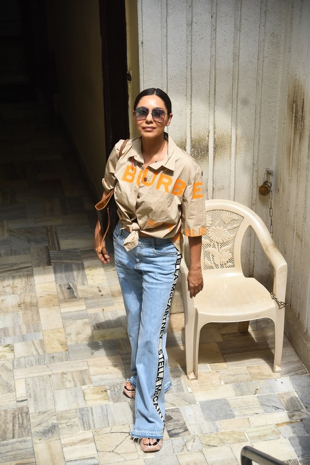 Pictures: ओवर साइज नोटेड शर्ट..ब्लू डेनिम...शेड्स..चर्चा में हैं शाहरुख ...