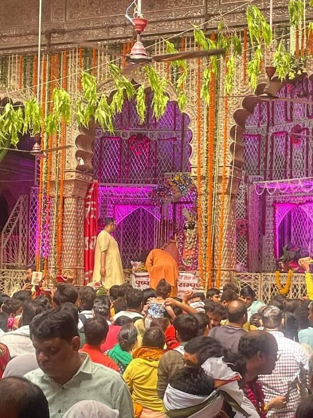 Photos: सजने लगा वृंदावन के श्री बांके बिहारी मंदिर में ठाकुर जी का फूल ...
