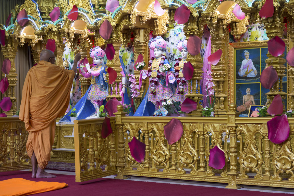 ठंड से भगवान भी हुए परेशान, पहनी Woolen Cap - sihor swaminarayan temple