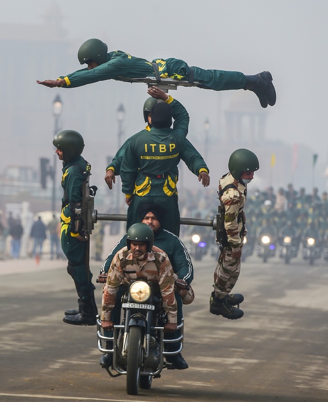 Amazing balance- भारत-तिब्बत सीमा पुलिस (ITBP) के बाइकर्स पहली बार ...