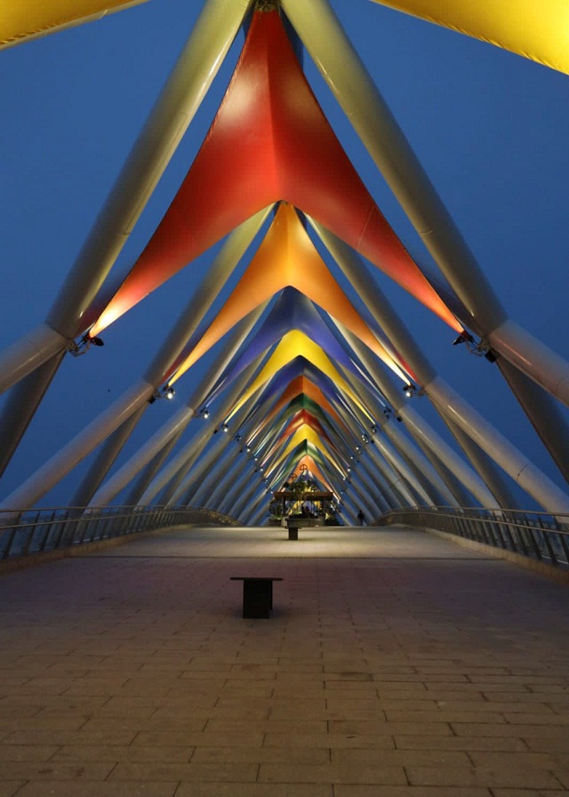 अहमदाबाद में साबरमती पर बने FOB ''अटल ब्रिज'' का खूबसूरत नजारा