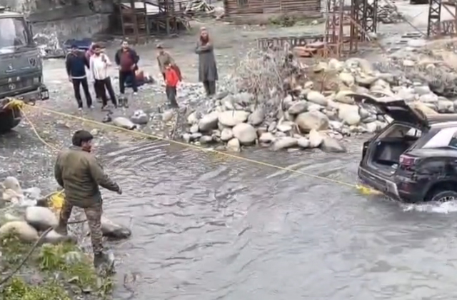 J&K में सेना ने फिर लहराया बहादुरी का परचम, 4 पर्यटकों की बचाई जान ...