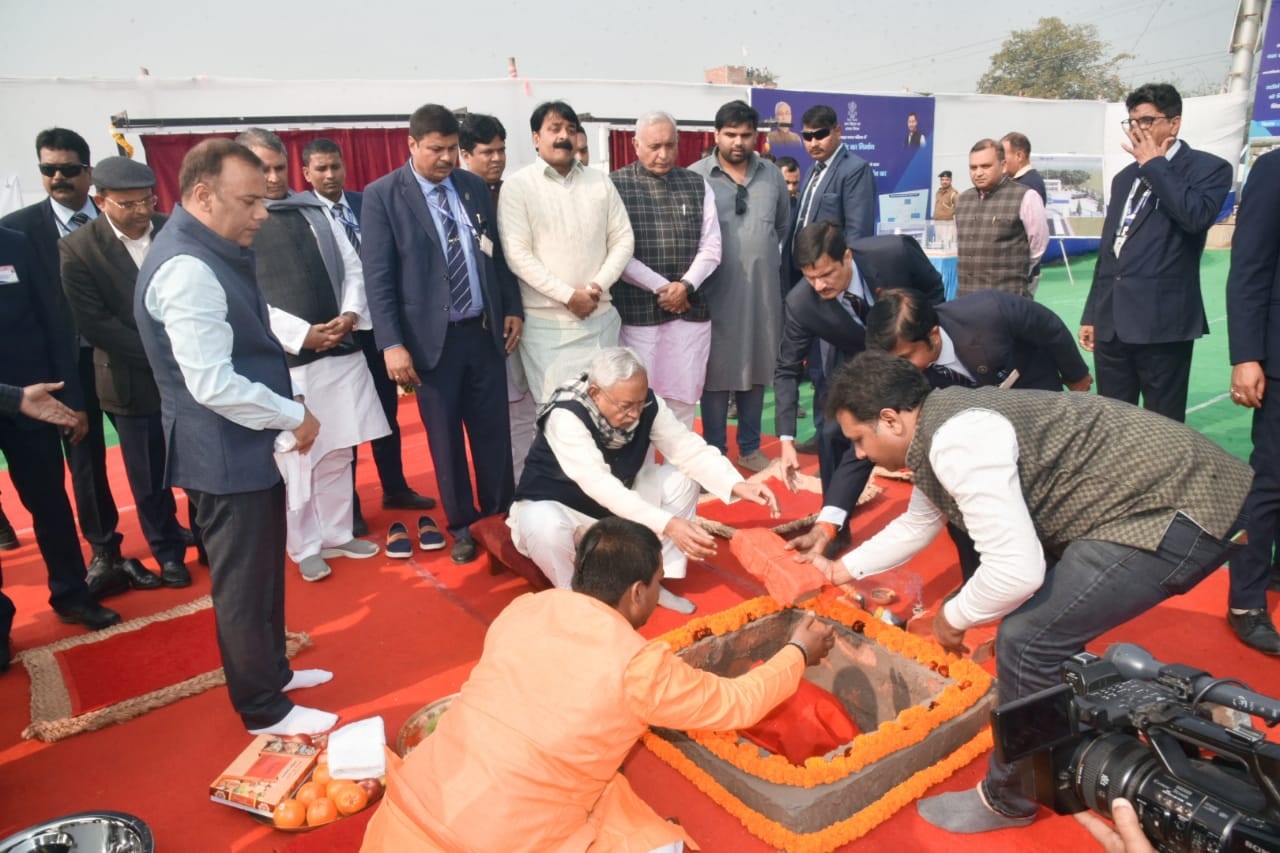 CM नीतीश ने देकुली धाम के विकासात्मक कार्यों का किया शिलान्यास ...