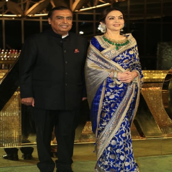 दबंग खान भाई जान ब्लैक कोट पेंट में बेहद हेंडसम दिखे।