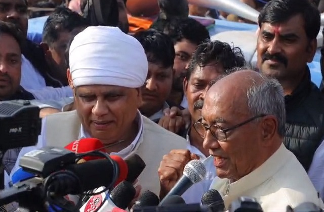 दिग्विजय ने फूल सिंह बरैया को मुंह काला करने से रोका, काला टीका लगाकर ...