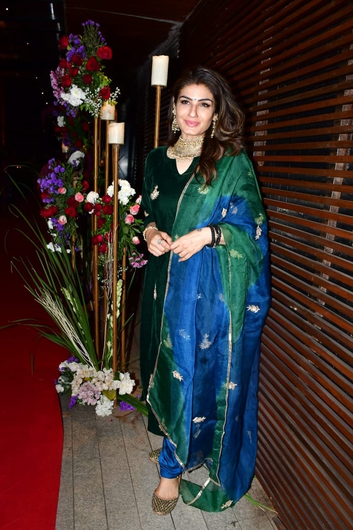 सूट पहने पहुंची रवीना टंडन