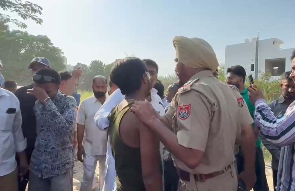 सड़क हादसे में इंसानियत शर्मसार! घायल को बचाने की बजाय शव फेंककर भागा ...