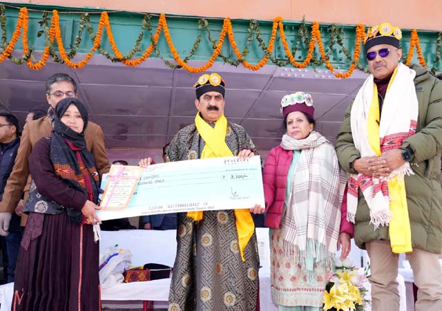 सीएम सुक्खू ने केलांग से किया इंदिरा गांधी प्यारी बहना सम्मान निधि ...