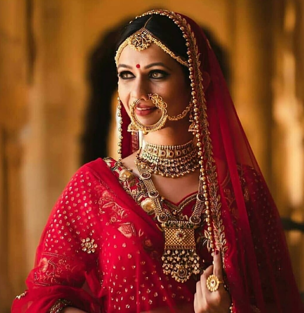 हैवी पर्ल स्टोन वाली यह नथ आपको काफी खूबसूरत लुक देगी।