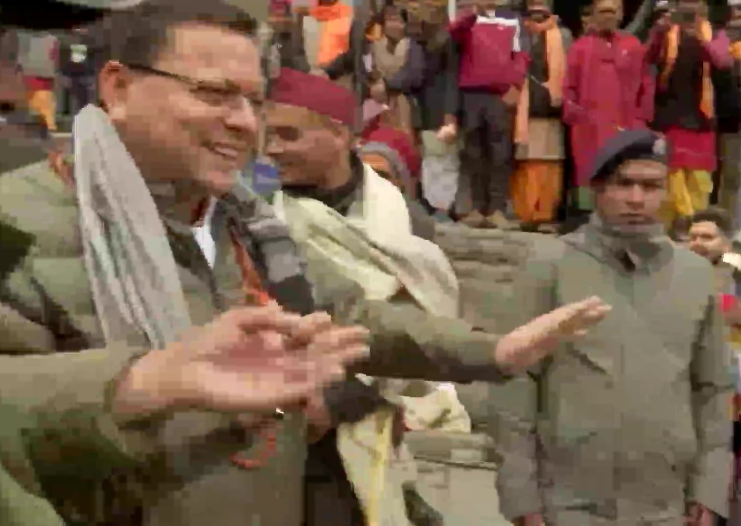 पुष्कर सिंह धामी ने सपत्नीक केदार बाबा के दर्शन कर की साधु संतों से ...