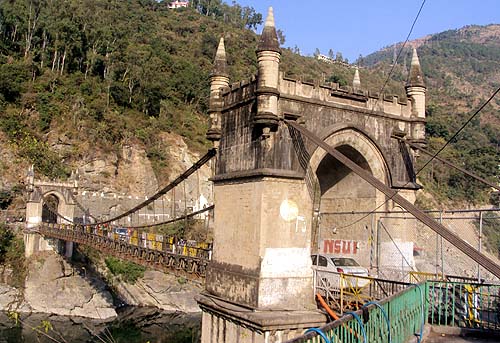 ध्वस्त हो सकता है यह ऐतिहासिक पुल (Watch Pics) - mandi victoria bridge ...