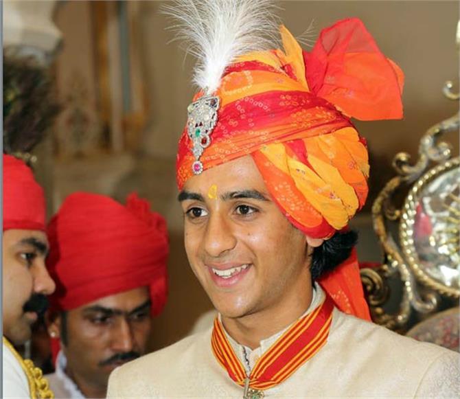 PHOTOS- मां है MLA तो बेटा जयपुर का राजा, देखिए कैसे हुआ 18 साल के King ...