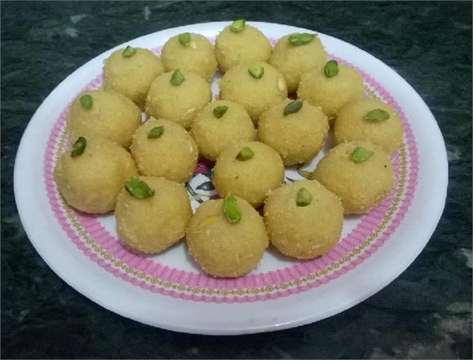 15 मिनट में बनाएं मावे के लड्डू - how-to-make-mava-laddu-in-15-miniutes ...