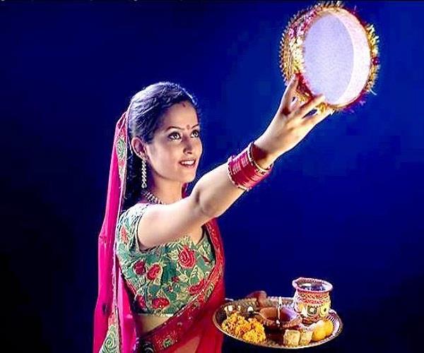 पति की दीर्घायु के लिए रखती हैं सुहागन करवा चौथ व्रत - husband for ...