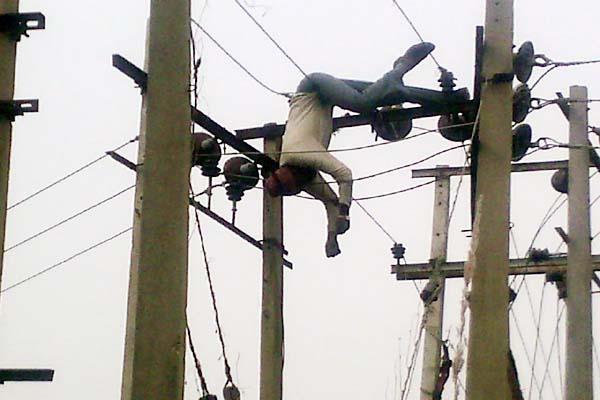 विद्युत कर्मी के साथ हुआ खौफनाक हादसा - electrical worker pole electric ...