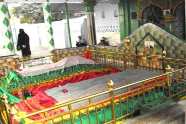 मजार कैसे-कैसे, अजब-गजब वस्तुएं चढ़ाने का चलन है जहां - shrine mazar of ...