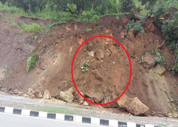Watch Pics: NH-21 पर फिर दरकी पहाड़ी, भारी मलबे के कारण मार्ग बंद - nh ...