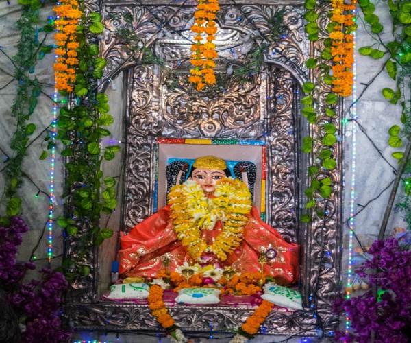 सोढल मंदिर में बैंड-बाजों के साथ नाचते-गाते उमड़ने लगे श्रद्धालु - sri ...