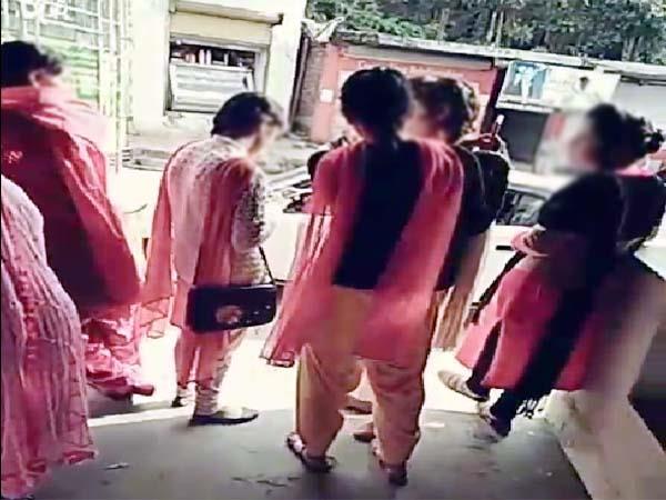 मंडी में भिड़ीं कॉलेज छात्राएं, सोशल मीडिया पर वायरल हुआ Video ...