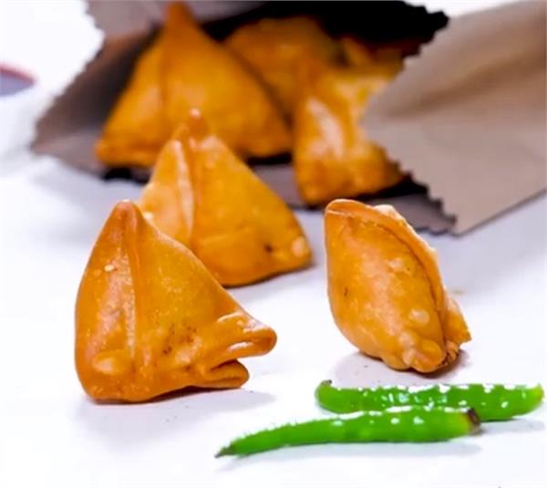 पति जब घर आए तो Mini Dry Samosa के साथ लगाए रोमांस का तड़का - mini-dry ...