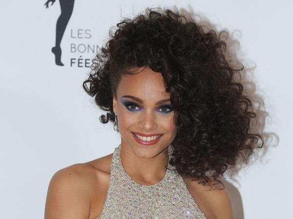 एमबापे का उत्साह बढ़ाने रशिया पहुंची Miss France एलिसिया एलीज - mbappe ...