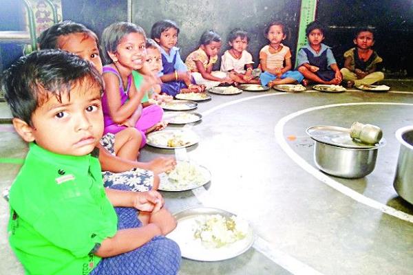 आंगनबाड़ियों में बेहतर भोजन के लिए तरस रहे हैं बच्चे - children craving ...
