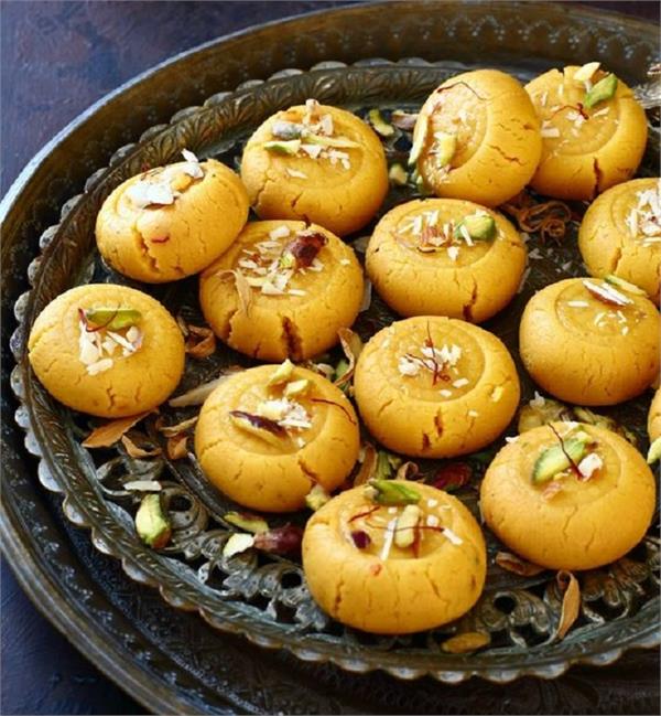 बाजार का नहीं, मेहमानों को खिलाए घर पर बना Kesar Peda - kesar-peda ...