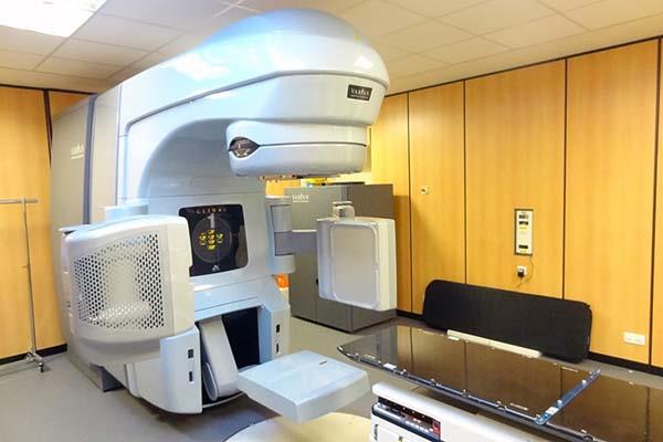 टांडा में लेजर तकनीक से हो रहा कैंसर रोगियों का इलाज - kangra tanda ...