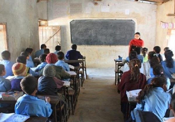 चंबा के इस स्कूल में विद्यार्थियों का भविष्य दांव पर - chamba school