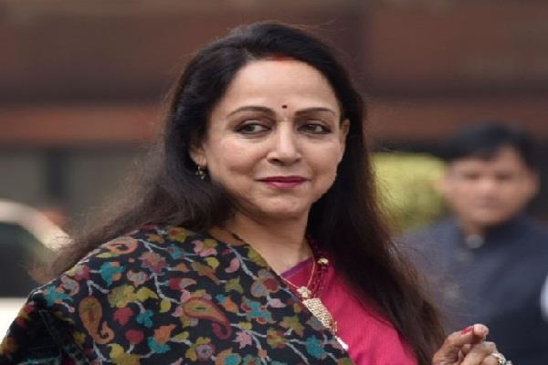 हेमा मालिनी का लालू पर तंज- लोग कहते थे गाल की तरह बनवा देंगे सड़कें ...