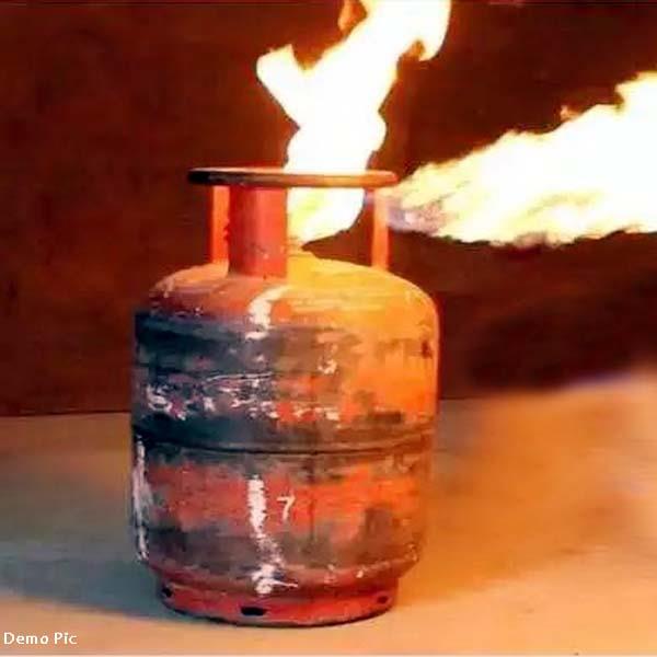 सिलैंडर बदलतेे समय भड़की आग, गैस एजैंसी के कर्मचारी सहित 2 लोग झुलसे ...