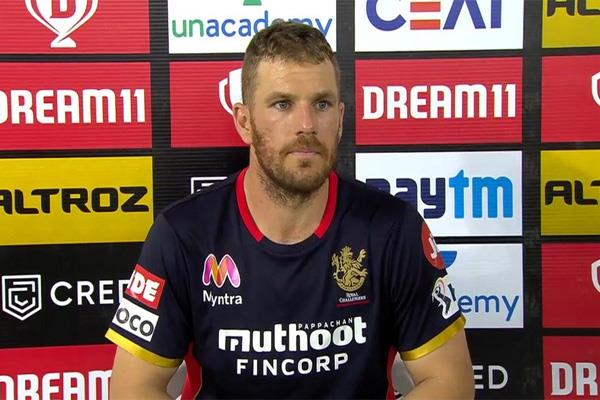 RCB vs KKR : बॉलर के सिर के ऊपर से शॉट मारना बेहद पसंद : एरोन फिंच ...