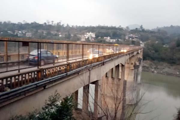 सरकार और प्रशासन की अनदेखी का शिकार हुआ कंदरौर पुल, जगह-जगह पड़े गड्ढे ...